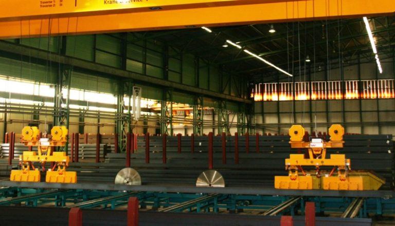 1b_magnet_traverse_fur_profilstahl_handeling_auf_ein_s-getisch.jpg ...